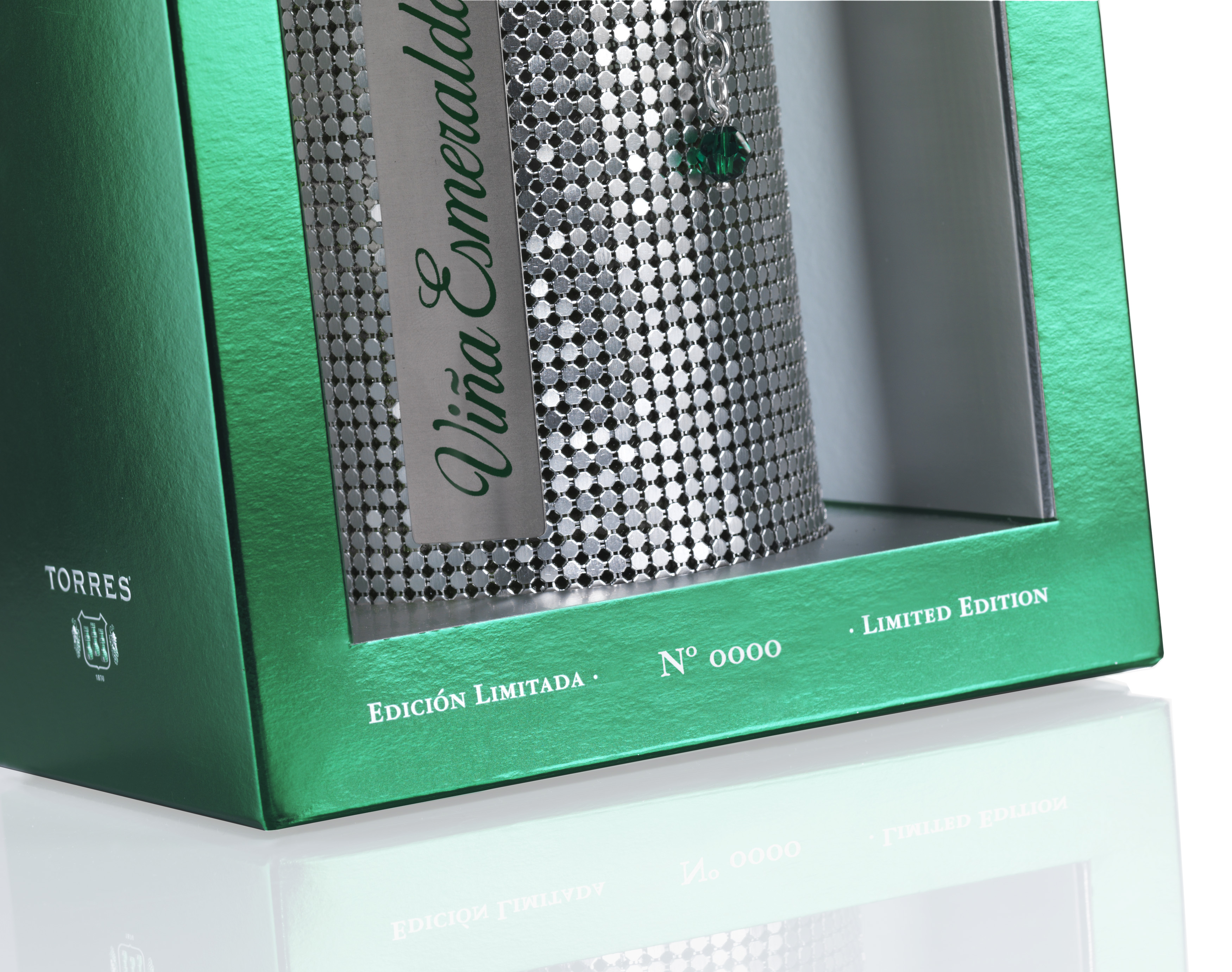 Packaging Design Viña Esmeralda "by Swarovski Elements". Miguel Torres ...